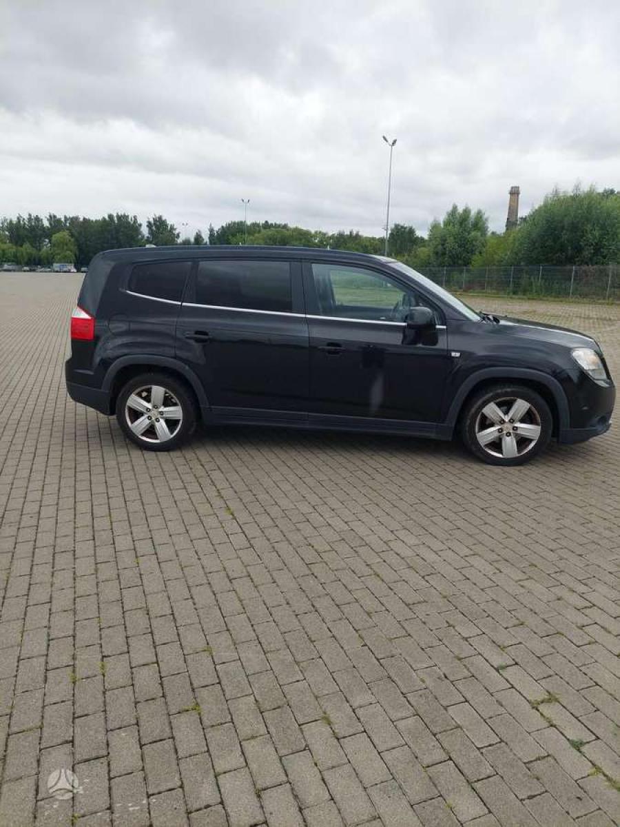 Black Chevrolet Orlando 2013 in Marijampole, with an engine capacity of 2.00 L and mileage of 220 thousand km for 3800 €, photo 5 on AUTOMOTO.COM.LV
