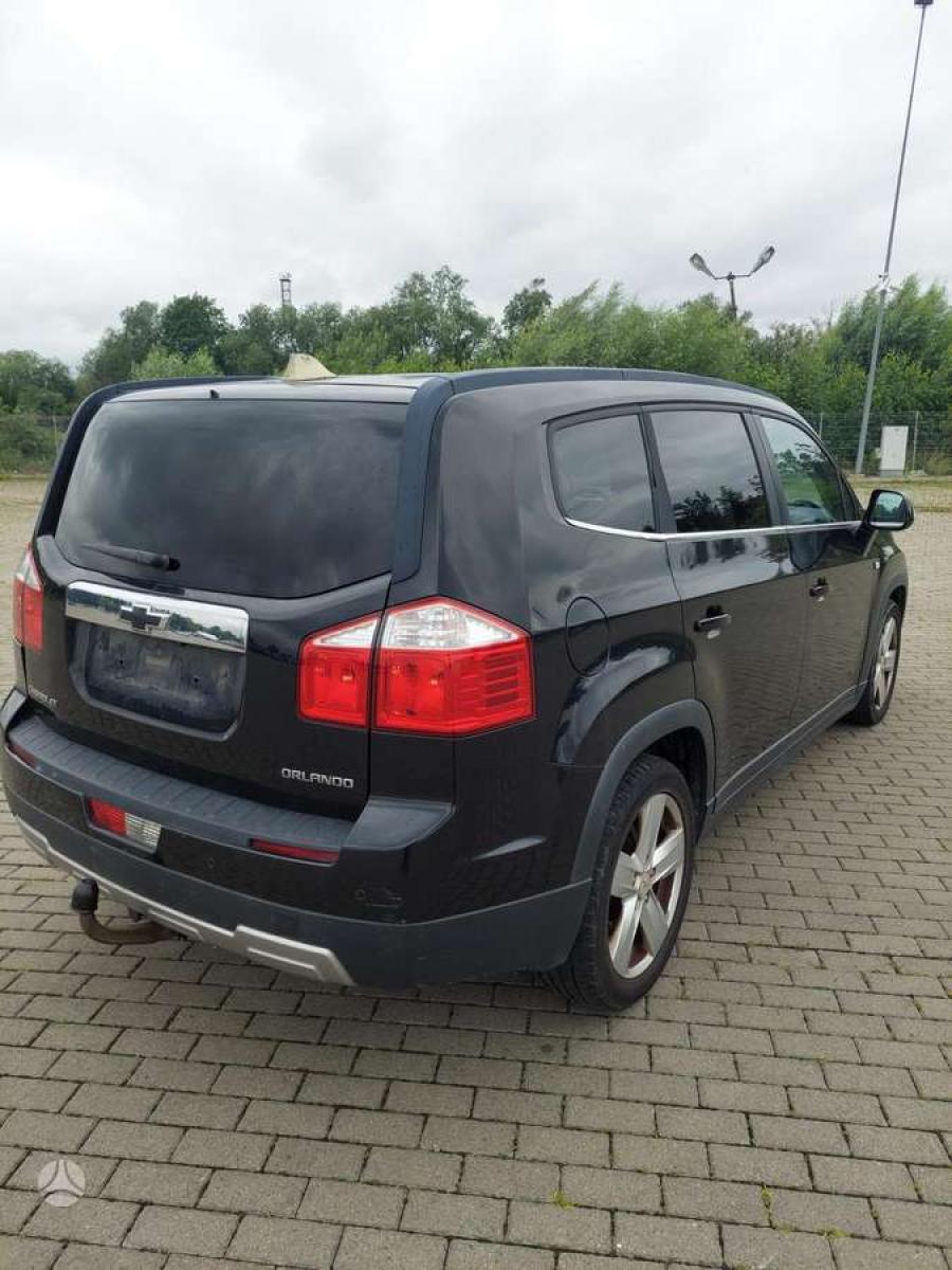 Black Chevrolet Orlando 2013 in Marijampole, with an engine capacity of 2.00 L and mileage of 220 thousand km for 3800 €, photo 6 on AUTOMOTO.COM.LV