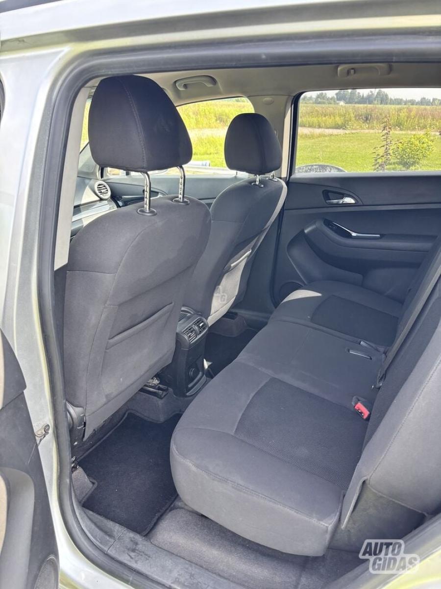 Pelēks Chevrolet Orlando 2011 Panevēža, ar dzinēja tilpumu 1.80 L un nobraukumu 255 tūkst. km par 2000 €, foto 19 vietnē AUTOMOTO.COM.LV