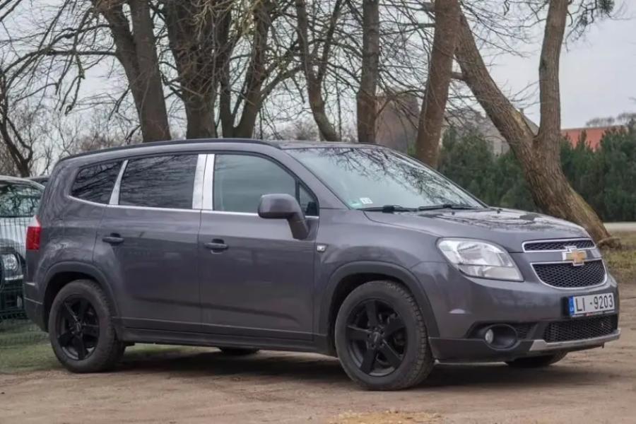 Grey Chevrolet Orlando 2011 in Grobiņa, with an engine capacity of 2.00 L and mileage of 163 thousand km for 5450 €, photo 8 on AUTOMOTO.COM.LV