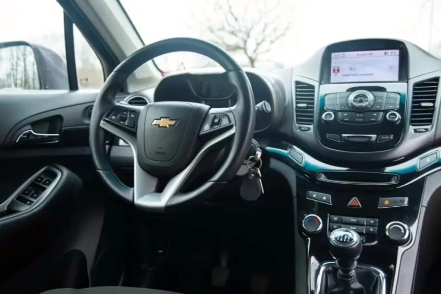 Grey Chevrolet Orlando 2011 in Grobiņa, with an engine capacity of 2.00 L and mileage of 163 thousand km for 5450 €, photo 18 on AUTOMOTO.COM.LV