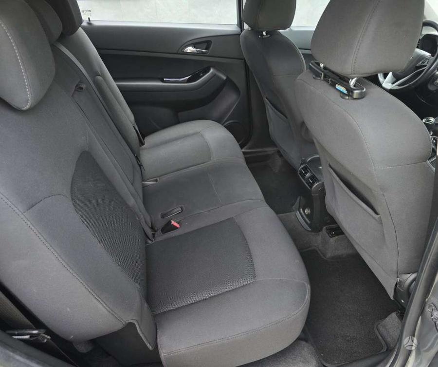 Pelēks Chevrolet Orlando 2012 Panevēža, ar dzinēja tilpumu 1.80 L un nobraukumu 318 tūkst. km par 3499 €, foto 14 vietnē AUTOMOTO.COM.LV