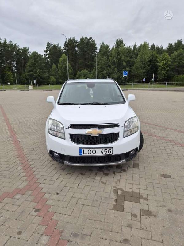 White Chevrolet Orlando 2012 in Druskininkai, with an engine capacity of 2.00 L and mileage of 278 thousand km for 4200 €, photo 2 on AUTOMOTO.COM.LV