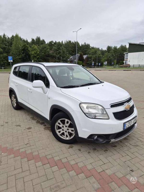 White Chevrolet Orlando 2012 in Druskininkai, with an engine capacity of 2.00 L and mileage of 278 thousand km for 4200 €, photo 3 on AUTOMOTO.COM.LV