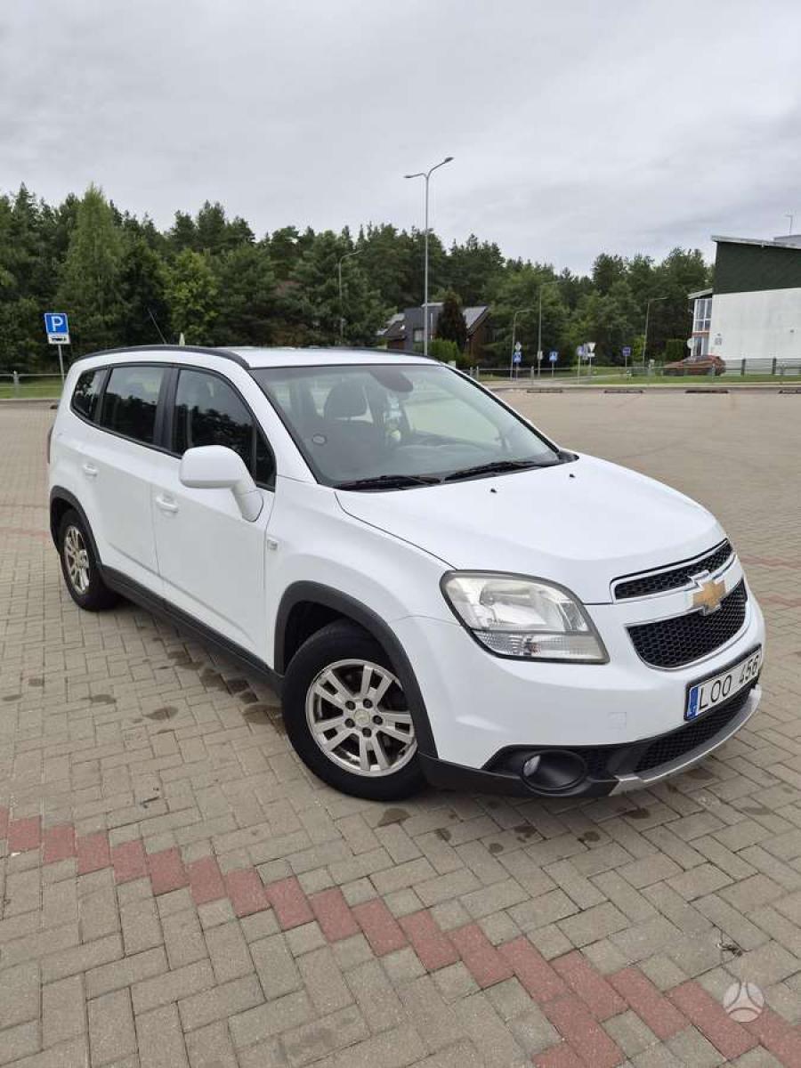 White Chevrolet Orlando 2012 in Druskininkai, with an engine capacity of 2.00 L and mileage of 278 thousand km for 4200 €, photo 4 on AUTOMOTO.COM.LV