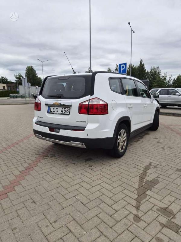 White Chevrolet Orlando 2012 in Druskininkai, with an engine capacity of 2.00 L and mileage of 278 thousand km for 4200 €, photo 4 on AUTOMOTO.COM.LV
