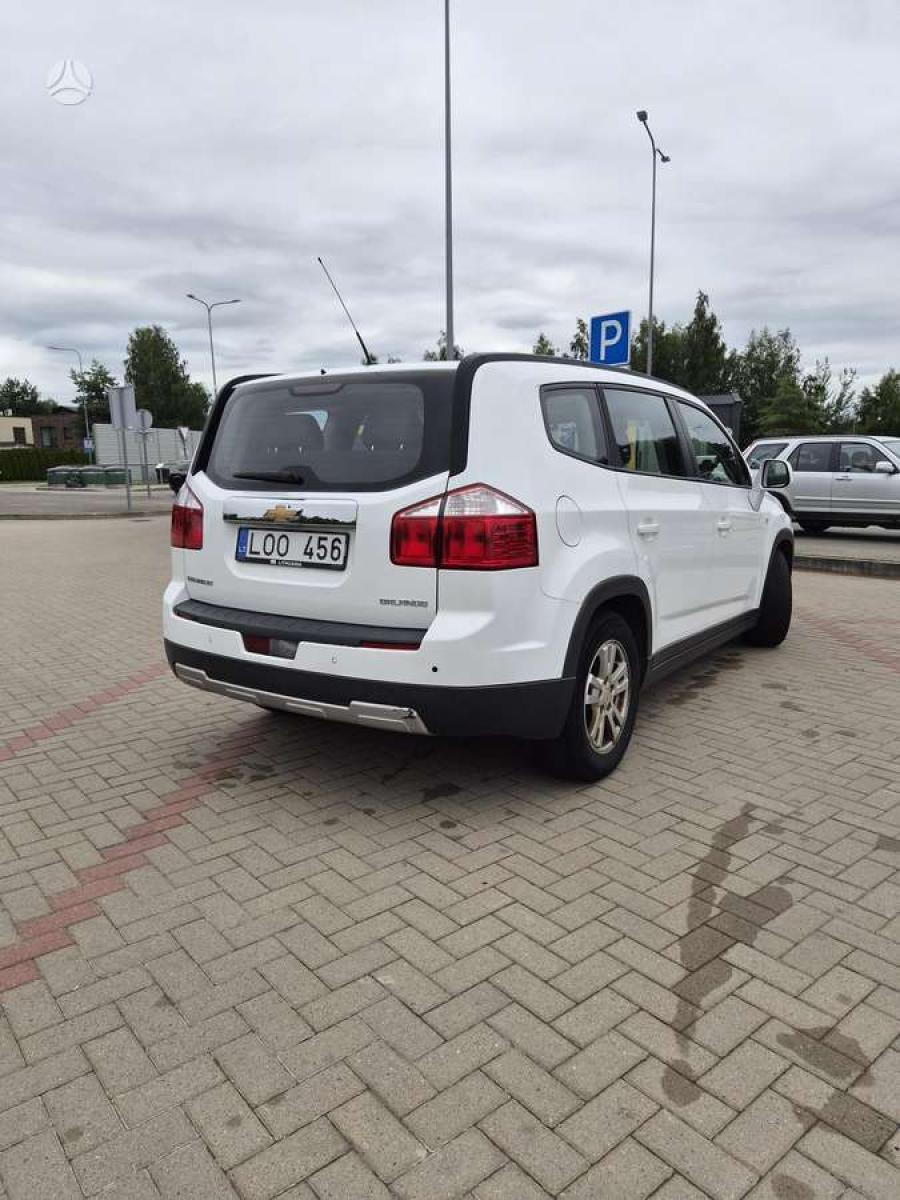 White Chevrolet Orlando 2012 in Druskininkai, with an engine capacity of 2.00 L and mileage of 278 thousand km for 4200 €, photo 5 on AUTOMOTO.COM.LV