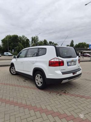 White Chevrolet Orlando 2012 in Druskininkai, with an engine capacity of 2.00 L and mileage of 278 thousand km for 4200 €, photo 6 on AUTOMOTO.COM.LV