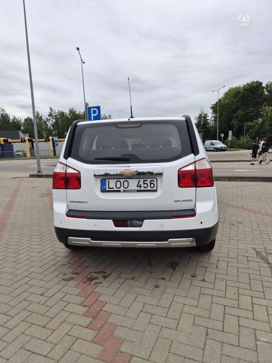 White Chevrolet Orlando 2012 in Druskininkai, with an engine capacity of 2.00 L and mileage of 278 thousand km for 4200 €, photo 7 on AUTOMOTO.COM.LV