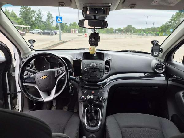White Chevrolet Orlando 2012 in Druskininkai, with an engine capacity of 2.00 L and mileage of 278 thousand km for 4200 €, photo 7 on AUTOMOTO.COM.LV