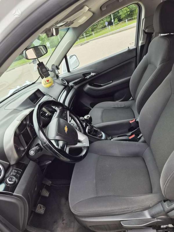 White Chevrolet Orlando 2012 in Druskininkai, with an engine capacity of 2.00 L and mileage of 278 thousand km for 4200 €, photo 8 on AUTOMOTO.COM.LV