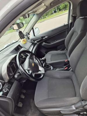 White Chevrolet Orlando 2012 in Druskininkai, with an engine capacity of 2.00 L and mileage of 278 thousand km for 4200 €, photo 9 on AUTOMOTO.COM.LV