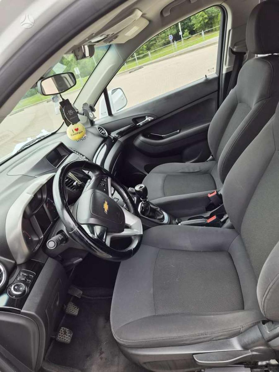 White Chevrolet Orlando 2012 in Druskininkai, with an engine capacity of 2.00 L and mileage of 278 thousand km for 4200 €, photo 9 on AUTOMOTO.COM.LV