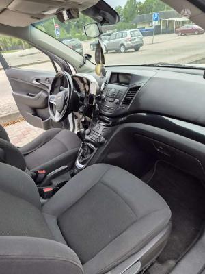 White Chevrolet Orlando 2012 in Druskininkai, with an engine capacity of 2.00 L and mileage of 278 thousand km for 4200 €, photo 10 on AUTOMOTO.COM.LV