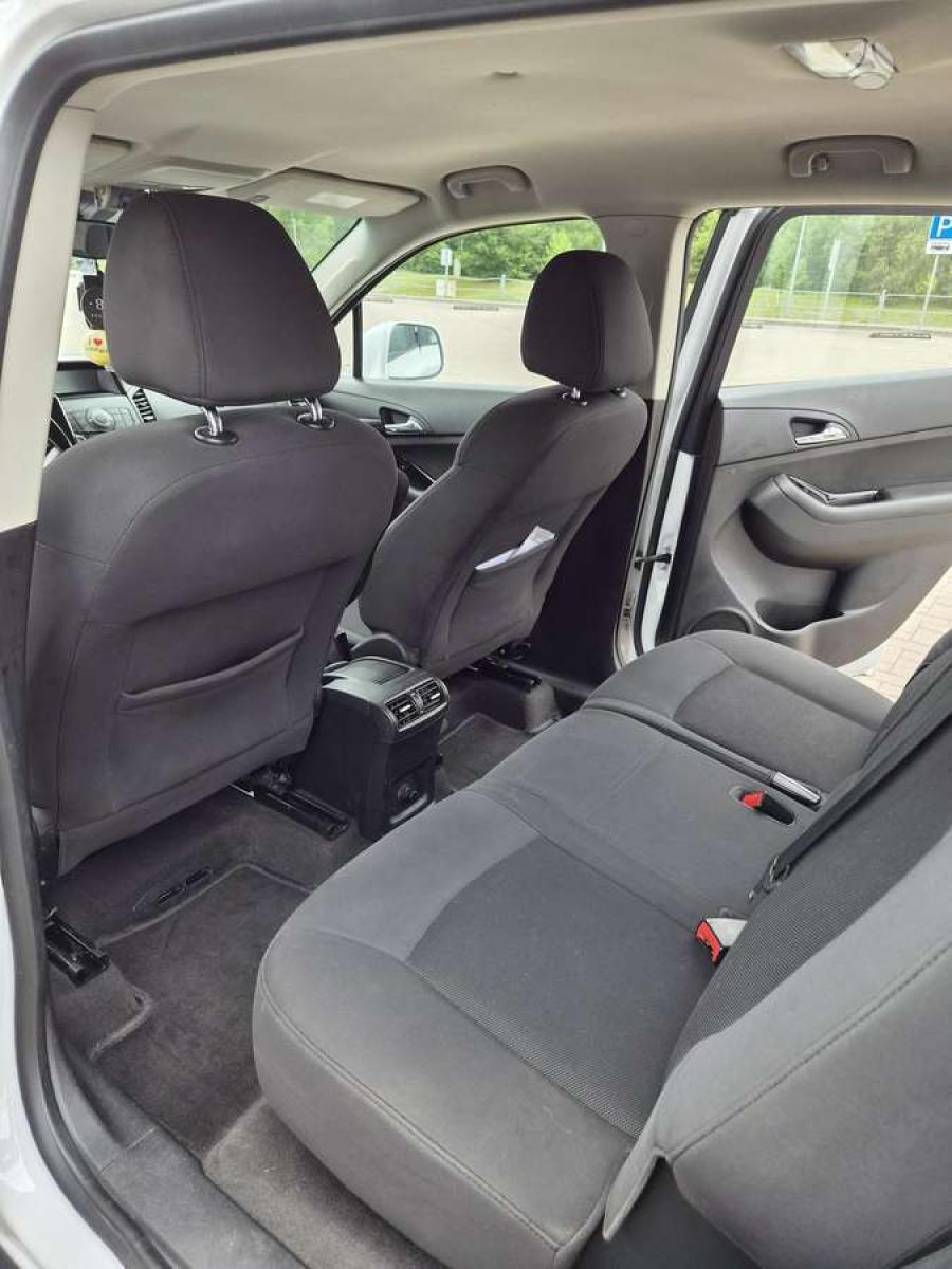 White Chevrolet Orlando 2012 in Druskininkai, with an engine capacity of 2.00 L and mileage of 278 thousand km for 4200 €, photo 12 on AUTOMOTO.COM.LV