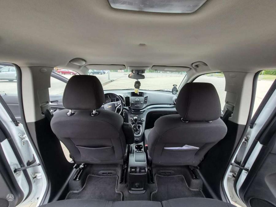 White Chevrolet Orlando 2012 in Druskininkai, with an engine capacity of 2.00 L and mileage of 278 thousand km for 4200 €, photo 13 on AUTOMOTO.COM.LV