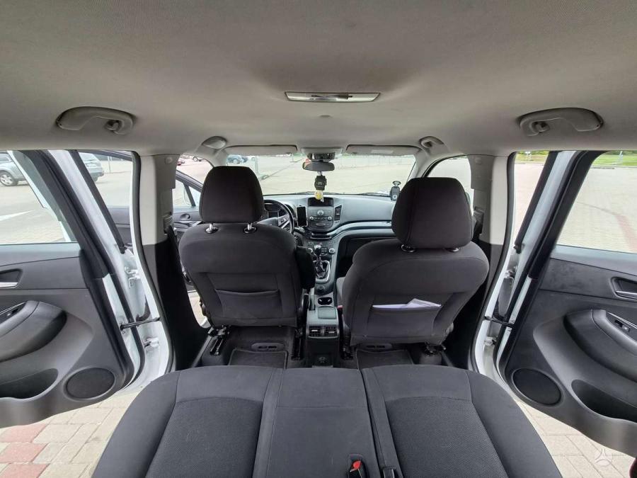 White Chevrolet Orlando 2012 in Druskininkai, with an engine capacity of 2.00 L and mileage of 278 thousand km for 4200 €, photo 14 on AUTOMOTO.COM.LV