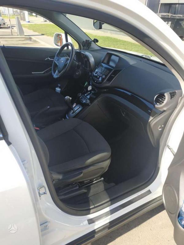 White Chevrolet Orlando 2012 in Vilnius, with an engine capacity of 2.00 L and mileage of 222 thousand km for 4500 €, photo 3 on AUTOMOTO.COM.LV