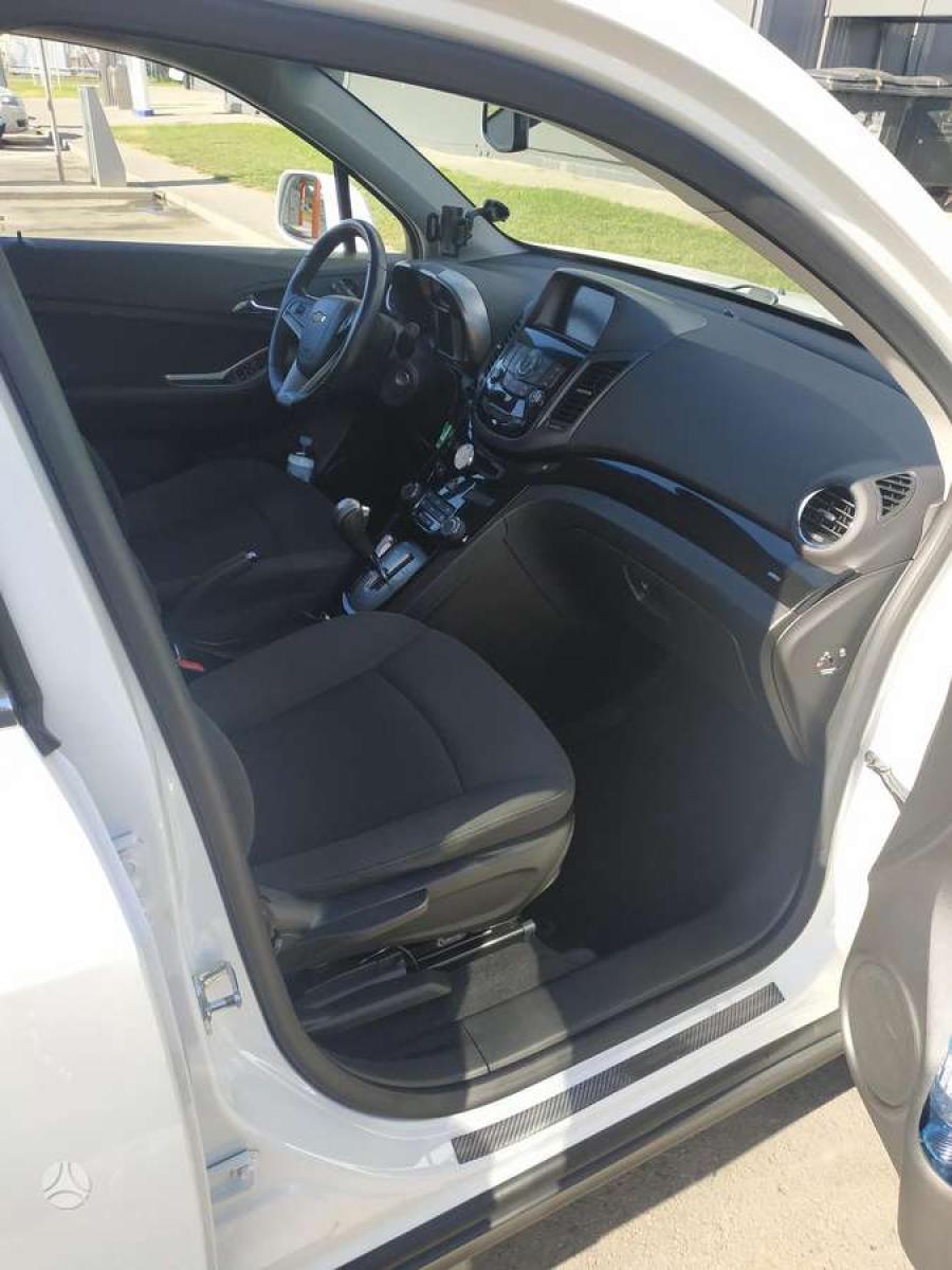 White Chevrolet Orlando 2012 in Vilnius, with an engine capacity of 2.00 L and mileage of 222 thousand km for 4500 €, photo 4 on AUTOMOTO.COM.LV