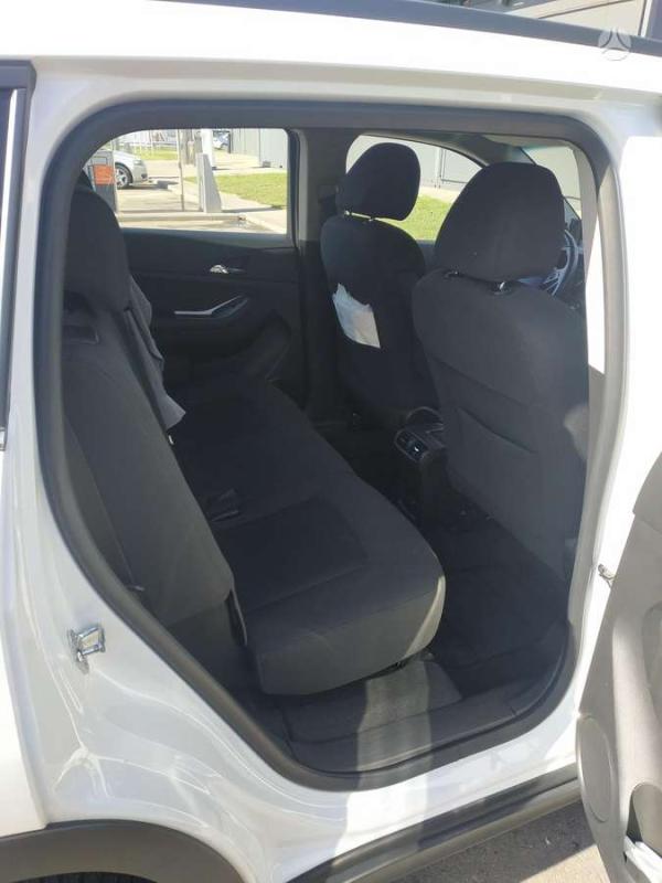 White Chevrolet Orlando 2012 in Vilnius, with an engine capacity of 2.00 L and mileage of 222 thousand km for 4500 €, photo 5 on AUTOMOTO.COM.LV