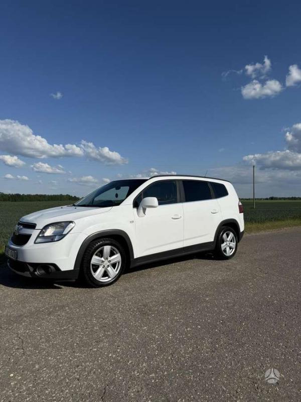 White Chevrolet Orlando 2012 in Radviliskis, with an engine capacity of 2.00 L and mileage of 219 thousand km for 4400 €, photo 2 on AUTOMOTO.COM.LV