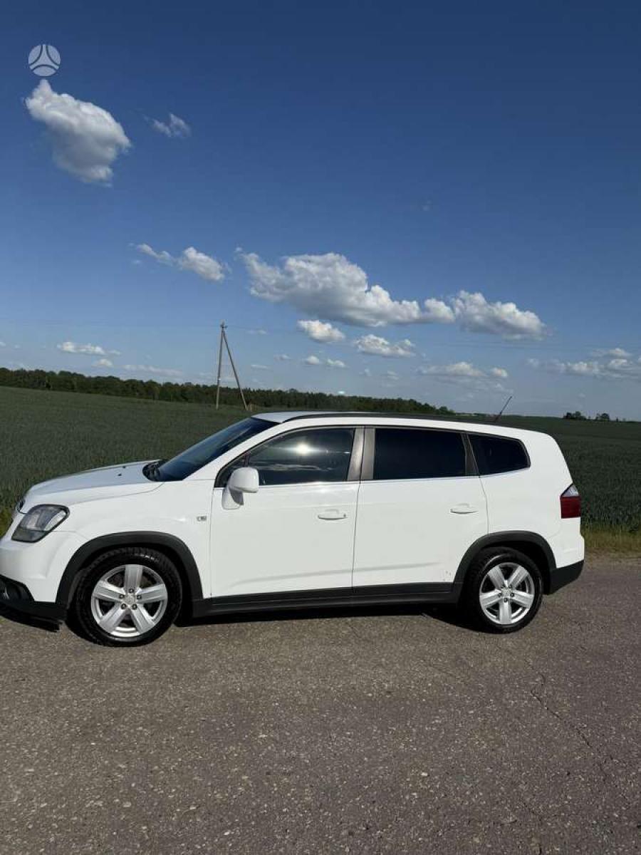 White Chevrolet Orlando 2012 in Radviliskis, with an engine capacity of 2.00 L and mileage of 219 thousand km for 4400 €, photo 4 on AUTOMOTO.COM.LV