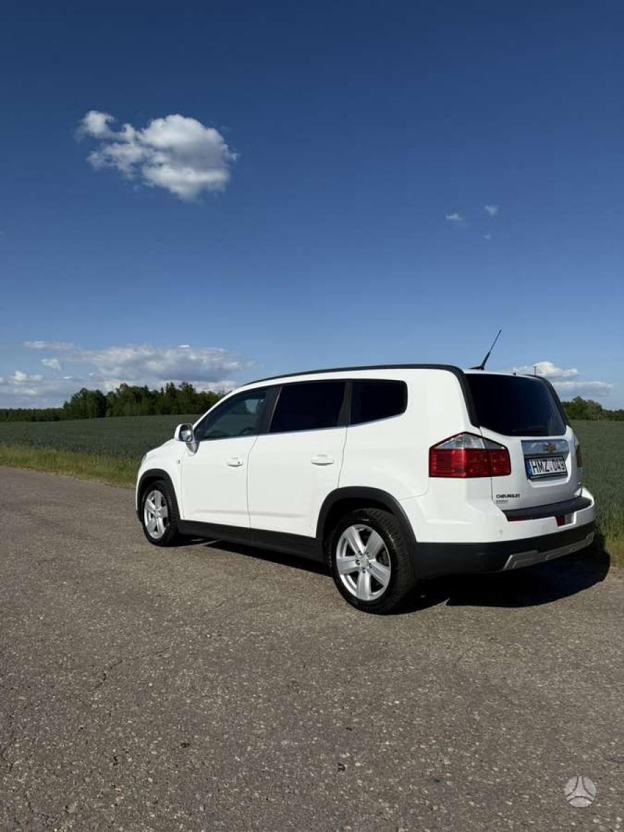 White Chevrolet Orlando 2012 in Radviliskis, with an engine capacity of 2.00 L and mileage of 219 thousand km for 4400 €, photo 5 on AUTOMOTO.COM.LV