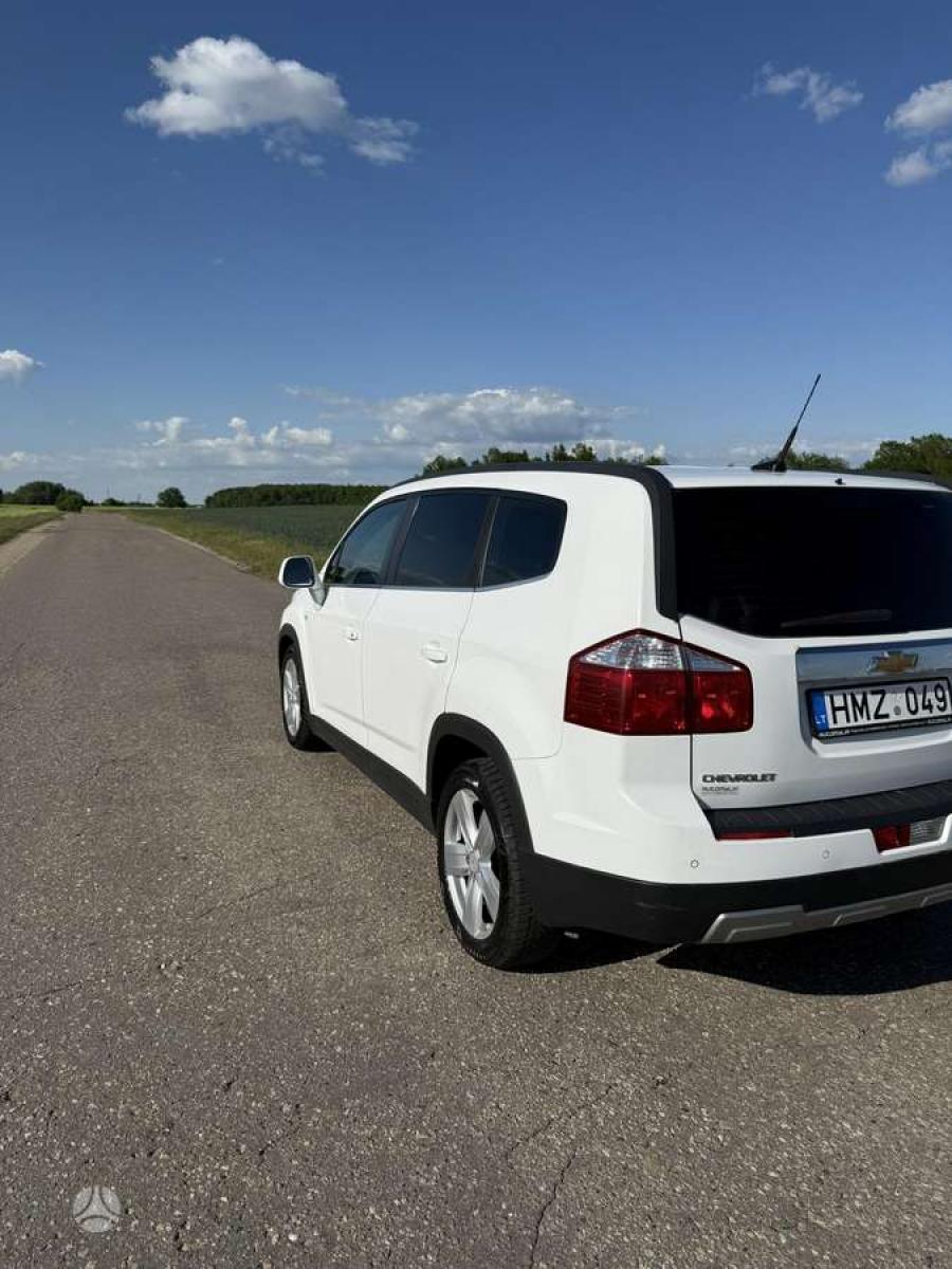 White Chevrolet Orlando 2012 in Radviliskis, with an engine capacity of 2.00 L and mileage of 219 thousand km for 4400 €, photo 6 on AUTOMOTO.COM.LV