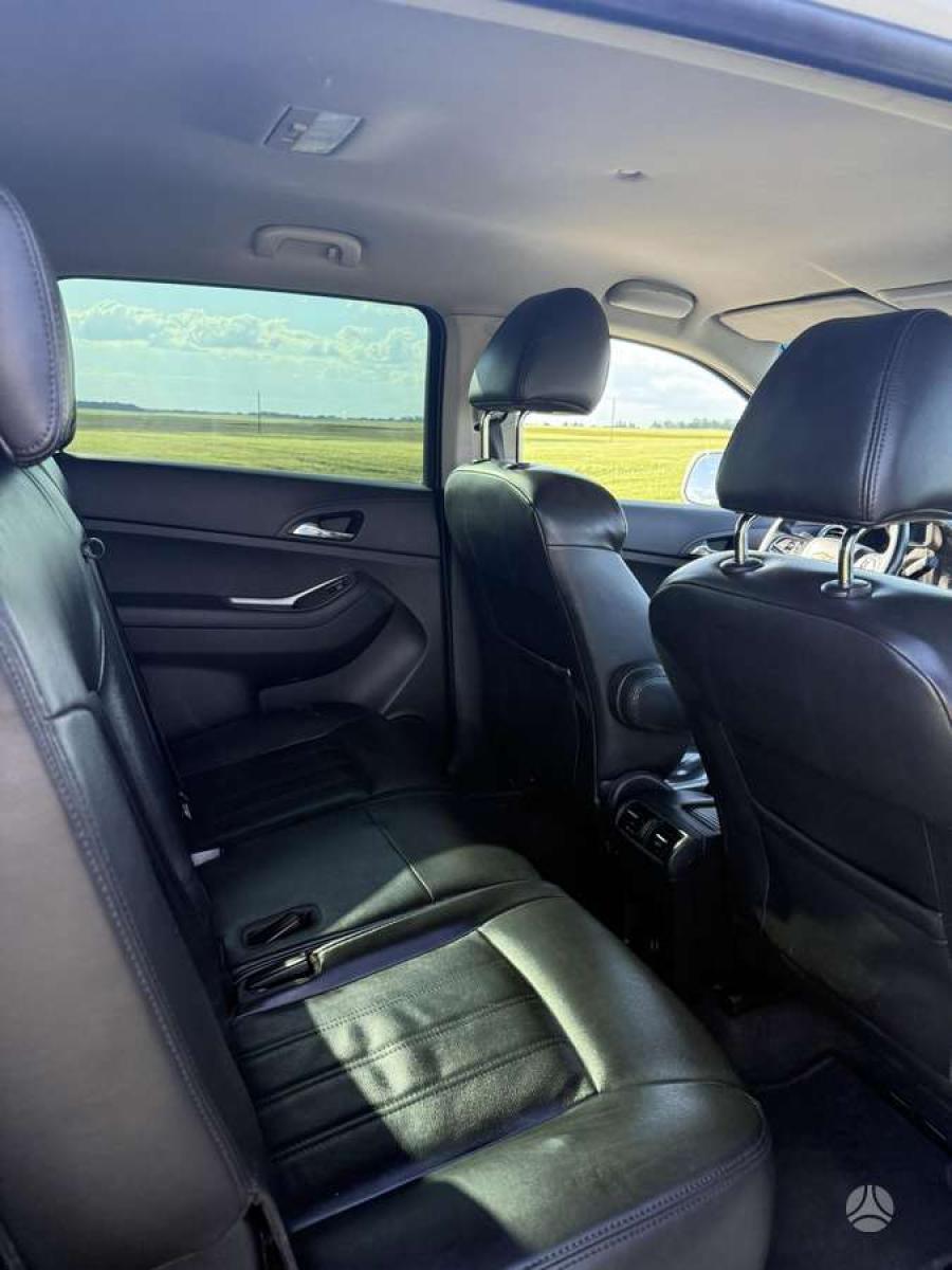 White Chevrolet Orlando 2012 in Radviliskis, with an engine capacity of 2.00 L and mileage of 219 thousand km for 4400 €, photo 12 on AUTOMOTO.COM.LV