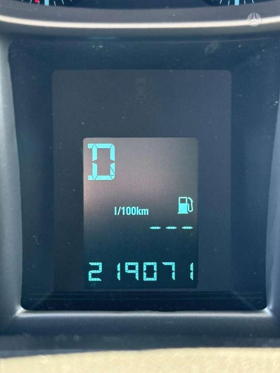 White Chevrolet Orlando 2012 in Radviliskis, with an engine capacity of 2.00 L and mileage of 219 thousand km for 4400 €, photo 17 on AUTOMOTO.COM.LV