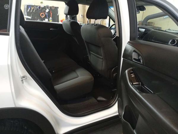 White Chevrolet Orlando 2013 in Siauliai, with an engine capacity of 1.80 L and mileage of 240 thousand km for 5250 €, photo 11 on AUTOMOTO.COM.LV
