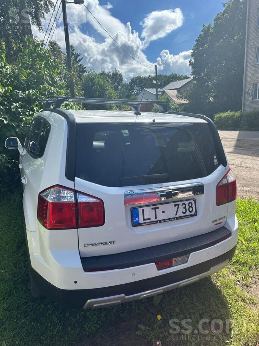 White Chevrolet Orlando 2013 in Riga, with an engine capacity of 2.00 L and mileage of 220 thousand km for 2000 €, photo 4 on AUTOMOTO.COM.LV