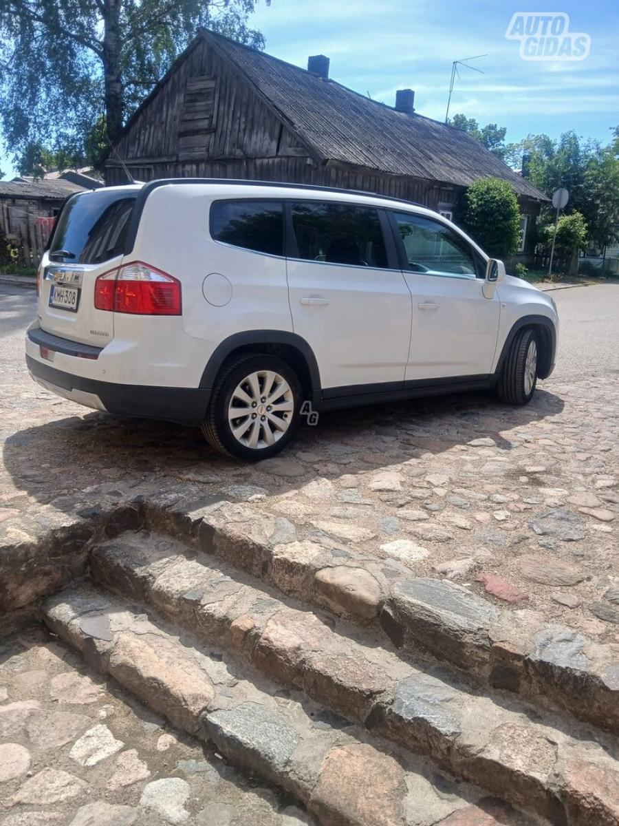 White Chevrolet Orlando 2013 in Radviliskis, with an engine capacity of 2.00 L and mileage of 231 thousand km for 4150 €, photo 3 on AUTOMOTO.COM.LV