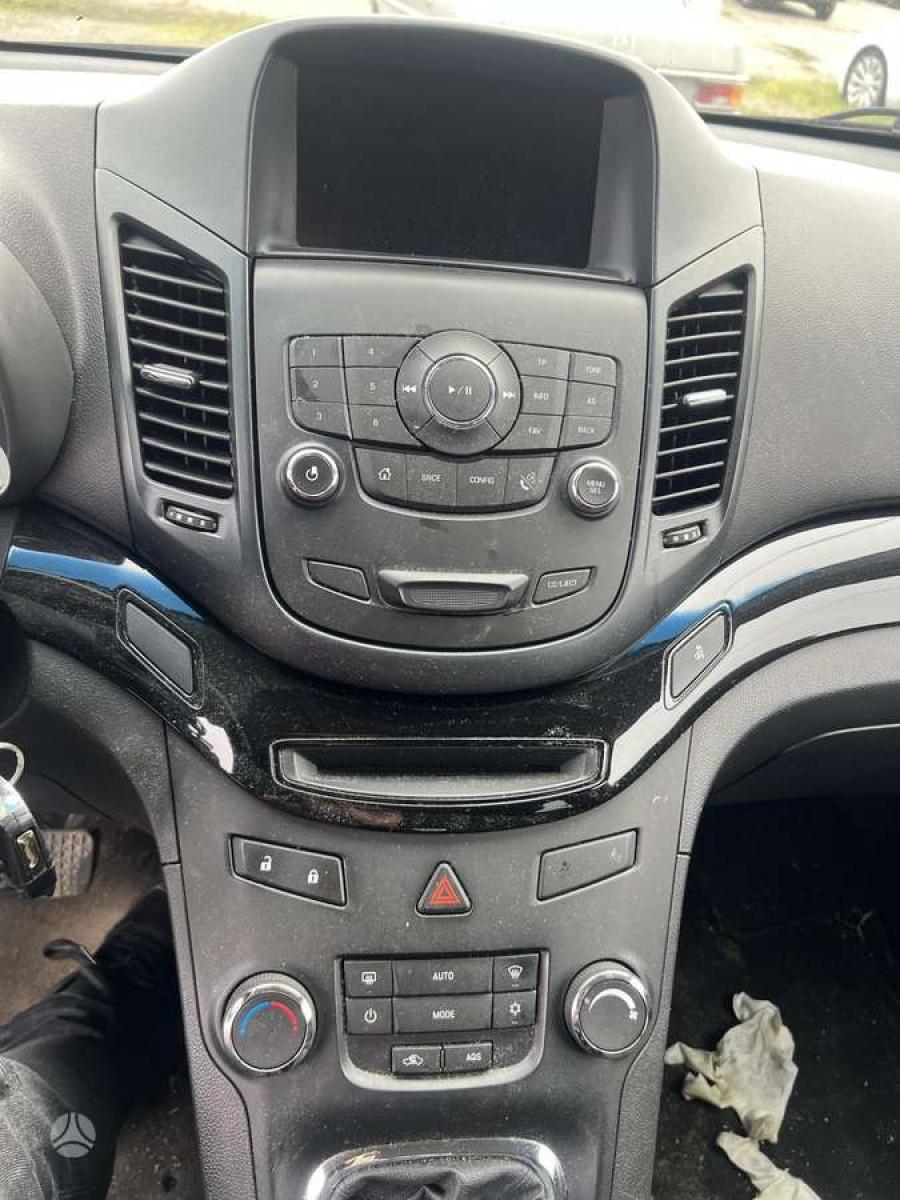 White Chevrolet Orlando 2014 in Panevezys, with an engine capacity of 1.80 L and mileage of 146 thousand km for 3050 €, photo 11 on AUTOMOTO.COM.LV
