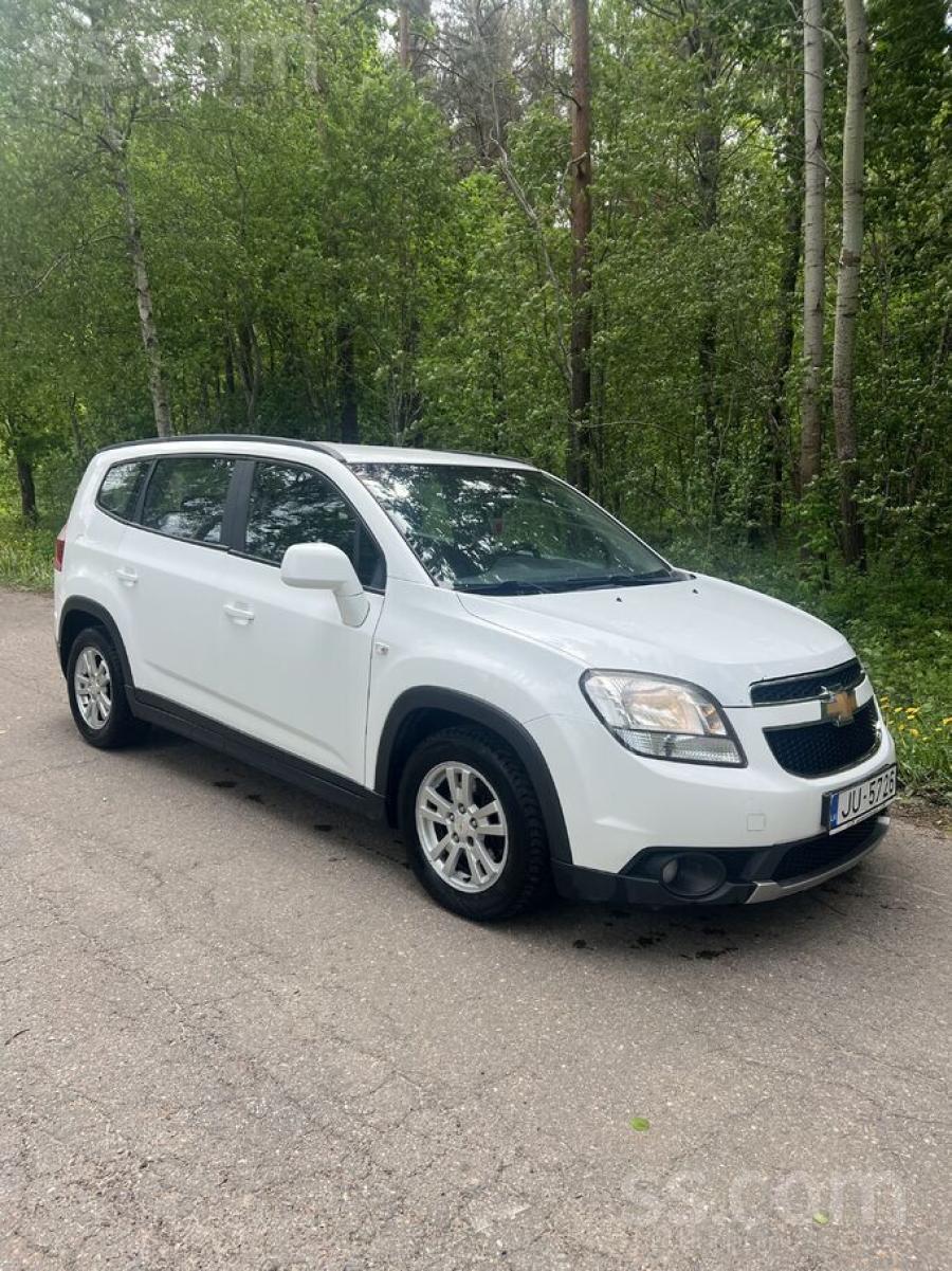 White Chevrolet Orlando 2011 in Riga, with an engine capacity of 2.00 L and mileage of 285 thousand km for 1900 €, photo 1 on AUTOMOTO.COM.LV