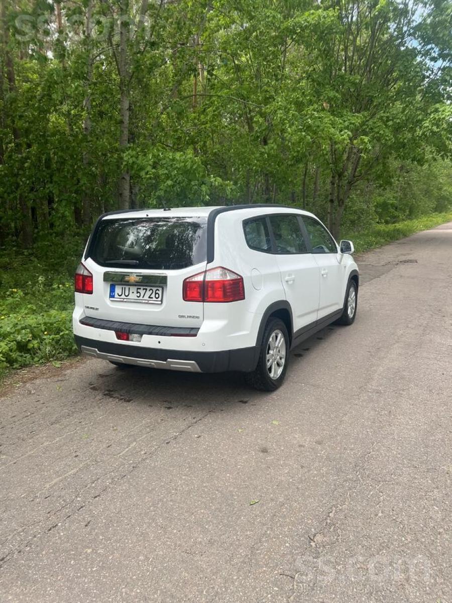 White Chevrolet Orlando 2011 in Riga, with an engine capacity of 2.00 L and mileage of 285 thousand km for 1900 €, photo 4 on AUTOMOTO.COM.LV