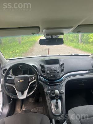 White Chevrolet Orlando 2011 in Riga, with an engine capacity of 2.00 L and mileage of 285 thousand km for 1900 €, photo 5 on AUTOMOTO.COM.LV