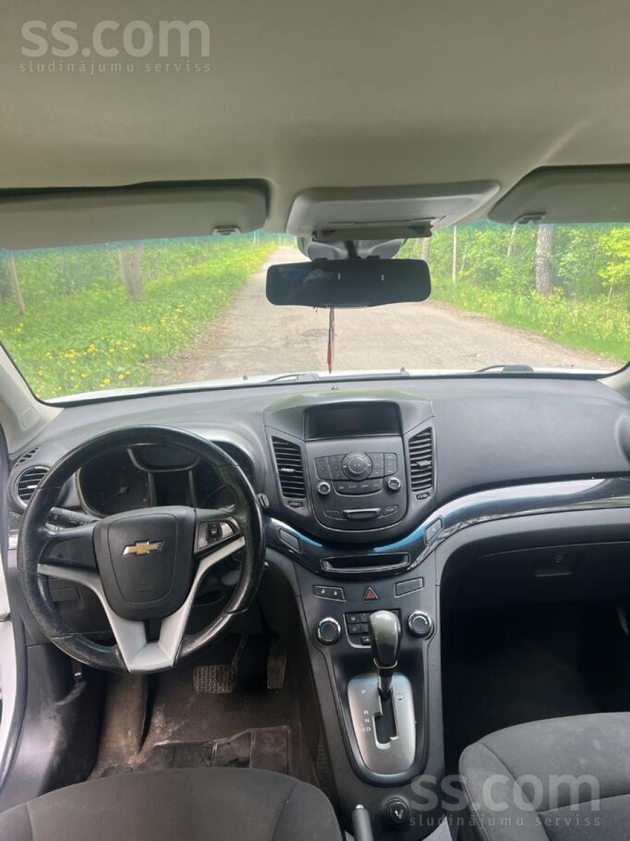 White Chevrolet Orlando 2011 in Riga, with an engine capacity of 2.00 L and mileage of 285 thousand km for 1900 €, photo 5 on AUTOMOTO.COM.LV