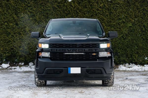 Melns Chevrolet Silverado 2022 Tallina, ar dzinēja tilpumu 4.30 L un nobraukumu 0 tūkst. km par 35000 €, foto 2 vietnē AUTOMOTO.COM.LV