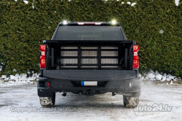 Melns Chevrolet Silverado 2022 Tallina, ar dzinēja tilpumu 4.30 L un nobraukumu 0 tūkst. km par 35000 €, foto 9 vietnē AUTOMOTO.COM.LV