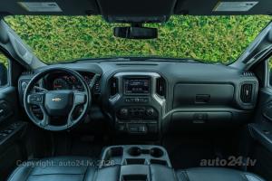 Black Chevrolet Silverado 2022 in Tallinn, with an engine capacity of 4.30 L and mileage of 0 thousand km for 35000 €, photo 17 on AUTOMOTO.COM.LV