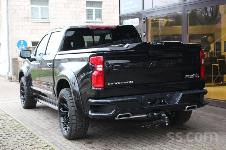 Black Chevrolet Silverado 2024 in Riga, with an engine capacity of 6.20 L and mileage of 150 thousand km for 99000 €, photo 3 on AUTOMOTO.COM.LV
