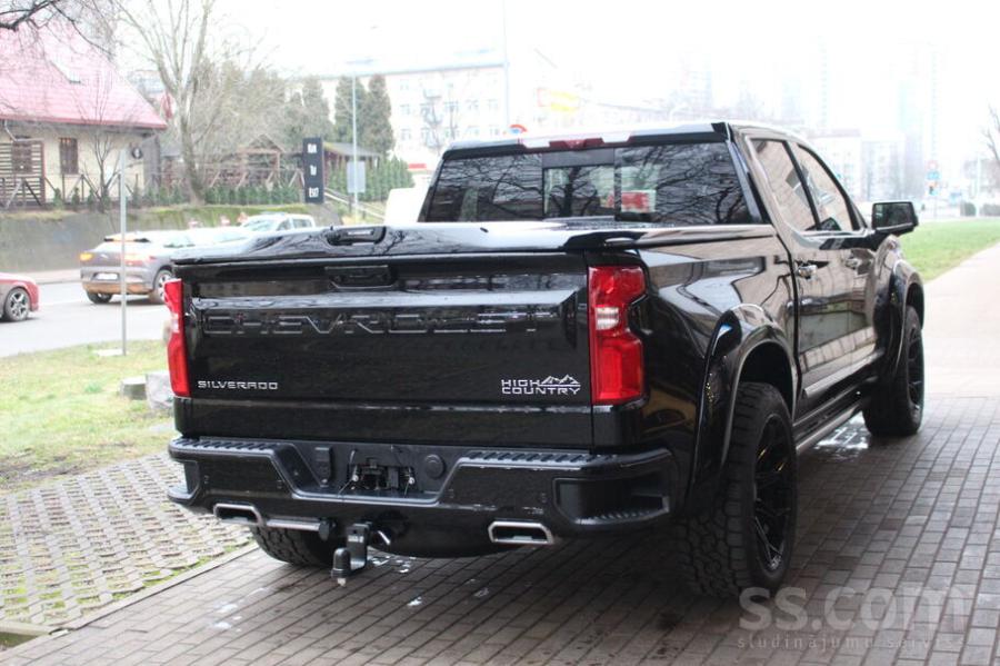 Black Chevrolet Silverado 2024 in Riga, with an engine capacity of 6.20 L and mileage of 150 thousand km for 99000 €, photo 4 on AUTOMOTO.COM.LV