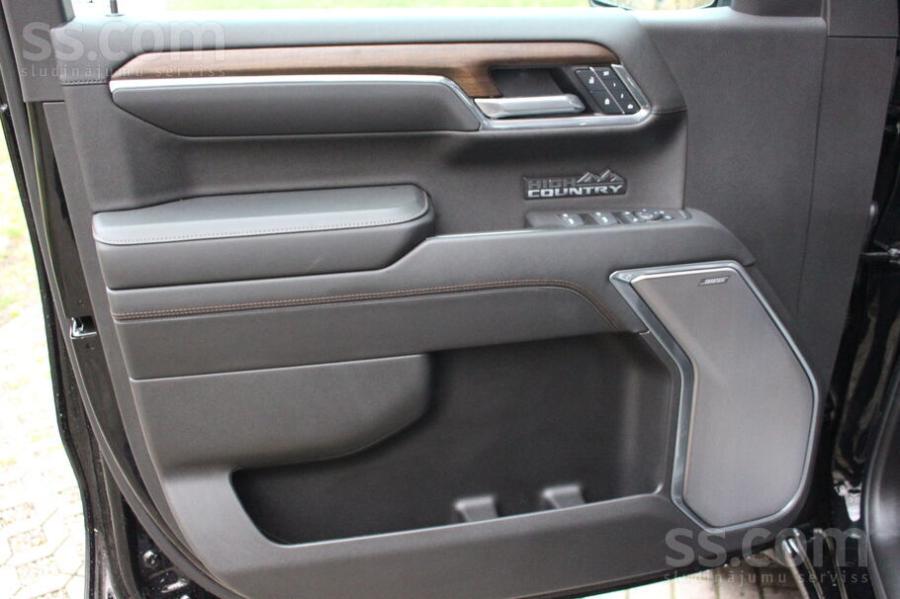 Melns Chevrolet Silverado 2024 Rīga, ar dzinēja tilpumu 6.20 L un nobraukumu 150 tūkst. km par 79900 €, foto 25 vietnē AUTOMOTO.COM.LV