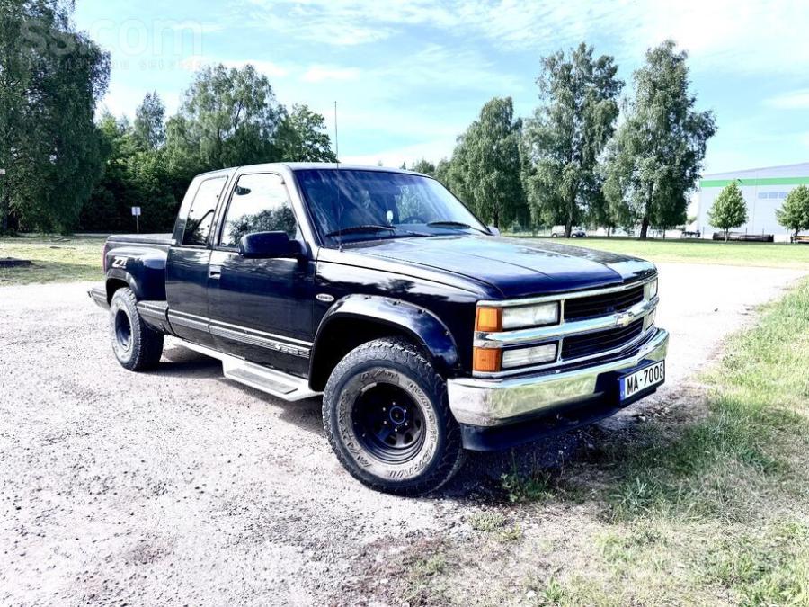 Melns Chevrolet Silverado 1995 Kuldīga, ar dzinēja tilpumu 5.70 L un nobraukumu 248 tūkst. km par 7000 €, foto 1 vietnē AUTOMOTO.COM.LV