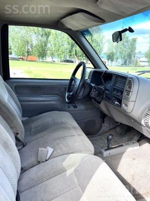 Melns Chevrolet Silverado 1995 Kuldīga, ar dzinēja tilpumu 5.70 L un nobraukumu 248 tūkst. km par 7000 €, foto 12 vietnē AUTOMOTO.COM.LV