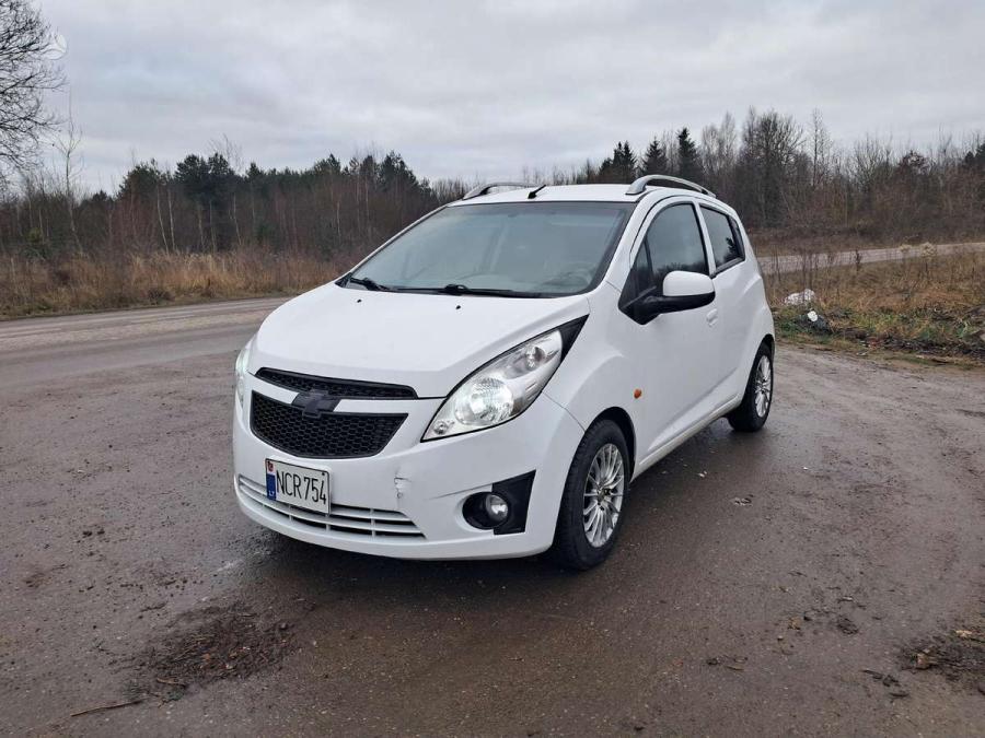 White Chevrolet Spark 2011 in Vilnius, with an engine capacity of 1.20 L and mileage of 99 thousand km for 1700 €, photo 1 on AUTOMOTO.COM.LV