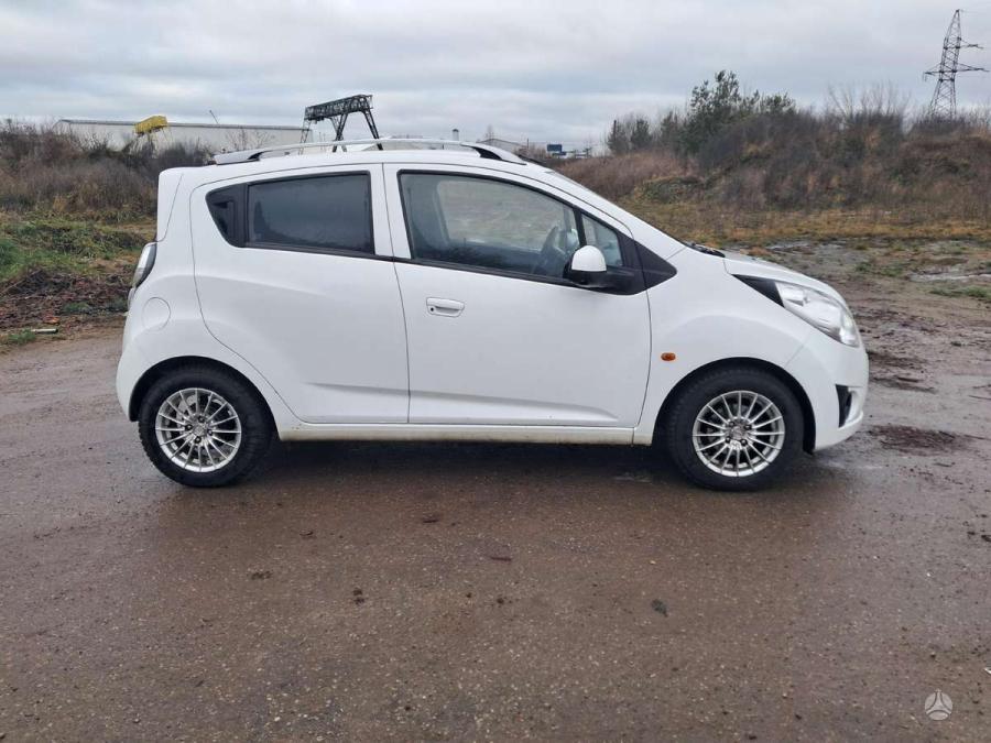 White Chevrolet Spark 2011 in Vilnius, with an engine capacity of 1.20 L and mileage of 99 thousand km for 1700 €, photo 4 on AUTOMOTO.COM.LV