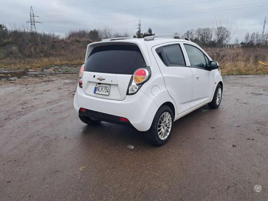 White Chevrolet Spark 2011 in Vilnius, with an engine capacity of 1.20 L and mileage of 99 thousand km for 1700 €, photo 5 on AUTOMOTO.COM.LV