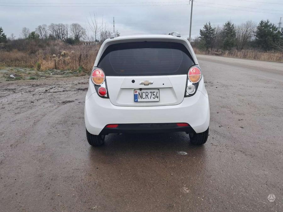 White Chevrolet Spark 2011 in Vilnius, with an engine capacity of 1.20 L and mileage of 99 thousand km for 1700 €, photo 6 on AUTOMOTO.COM.LV